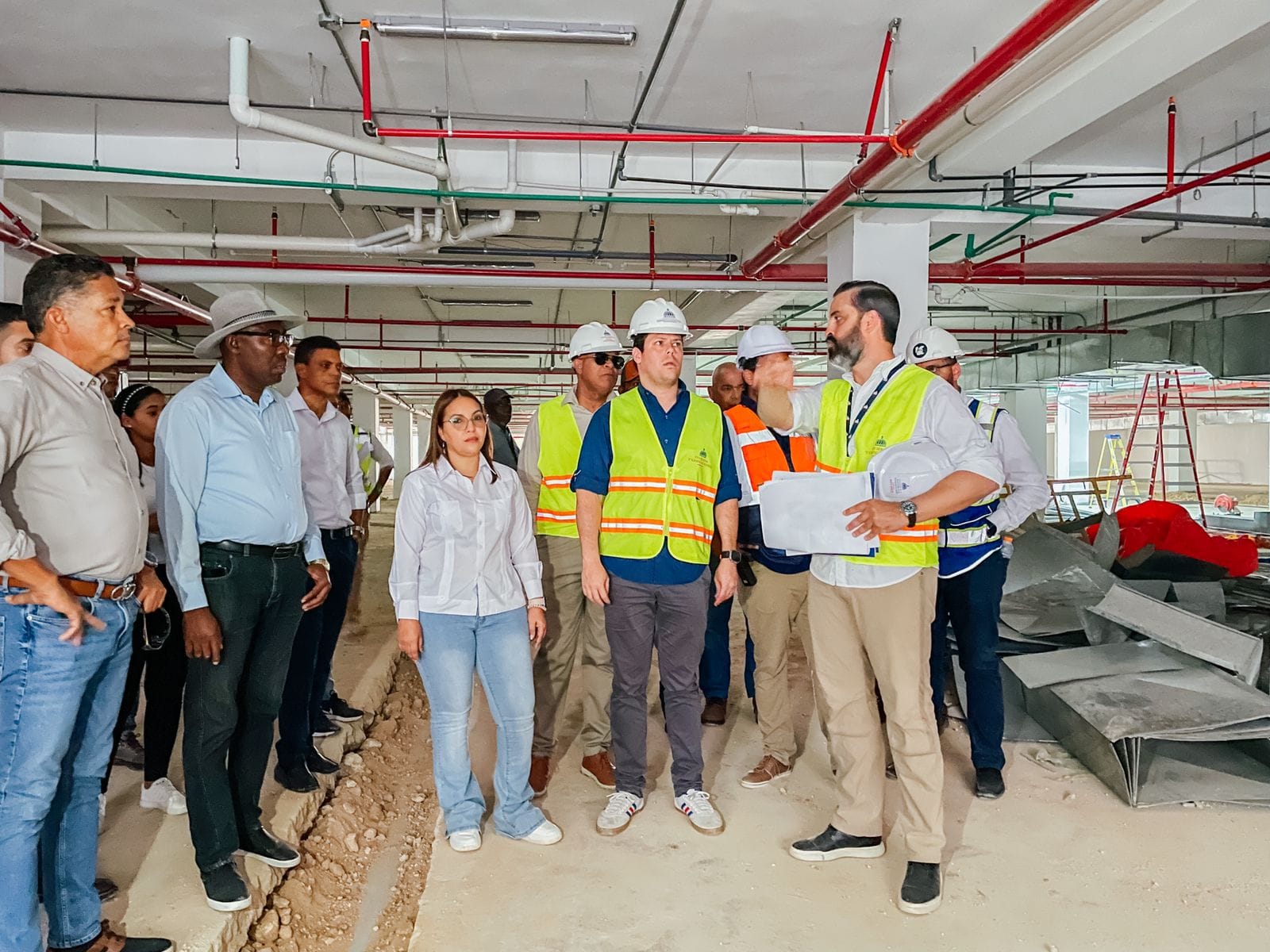 Carlos Bonilla, Ministro de la Vivienda y Edificaciones, supervisa ...
